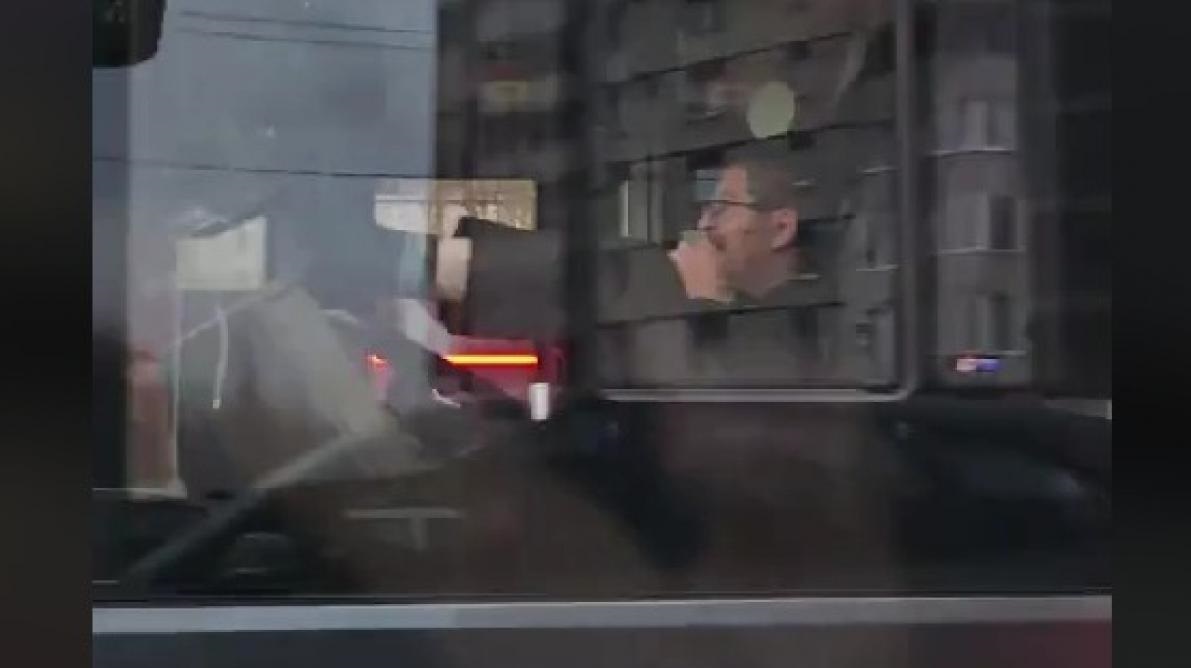 Șofer de autobuz, filmat în timp ce conducea cu un picior pe bord ...