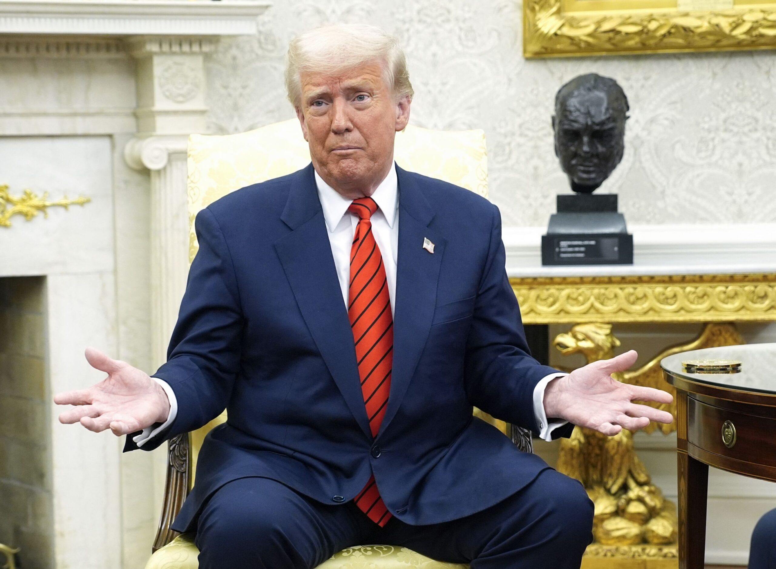 Trump anunță o pauză de 90 de zile pentru unele tarife, dar le crește ...