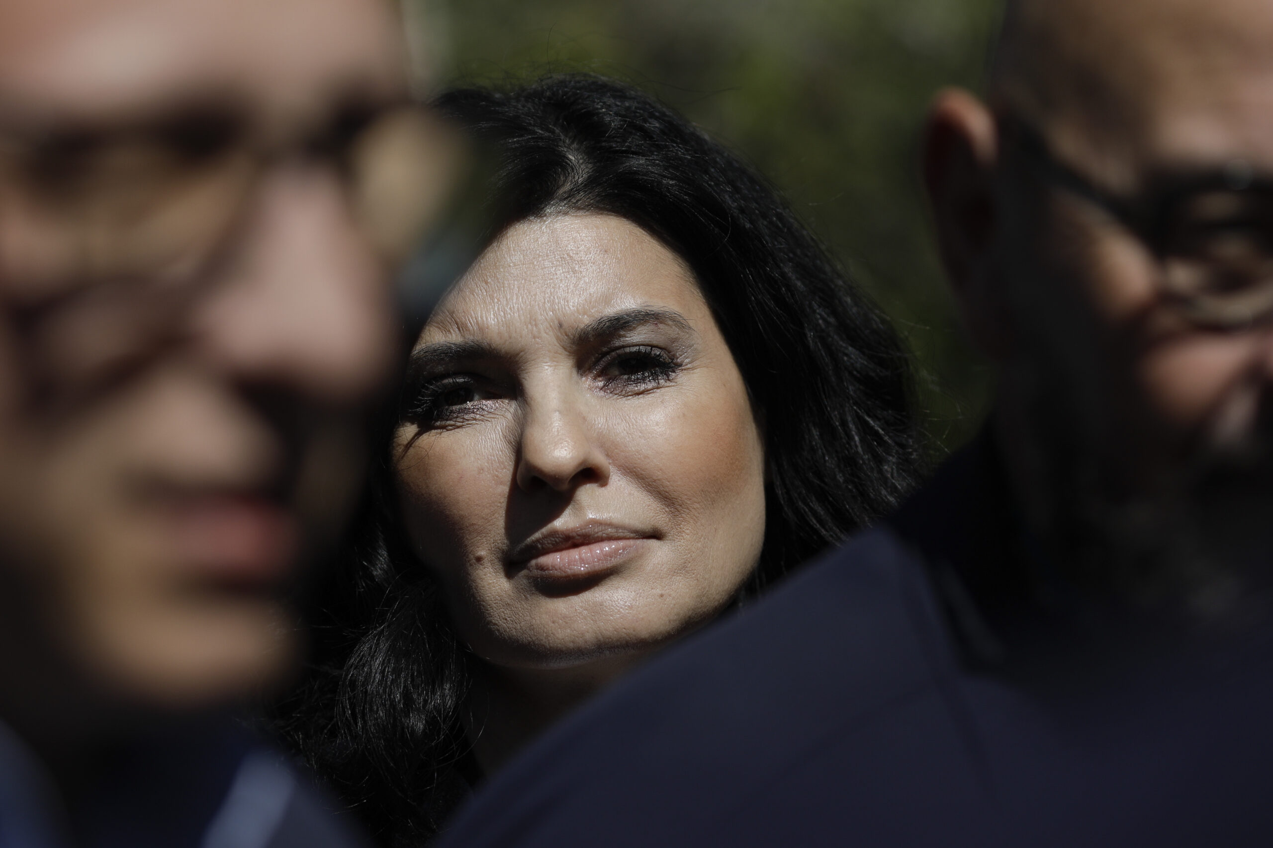 Lavinia Șandru vrea și ea la Cotroceni. La depunerea candidaturii s-a ...