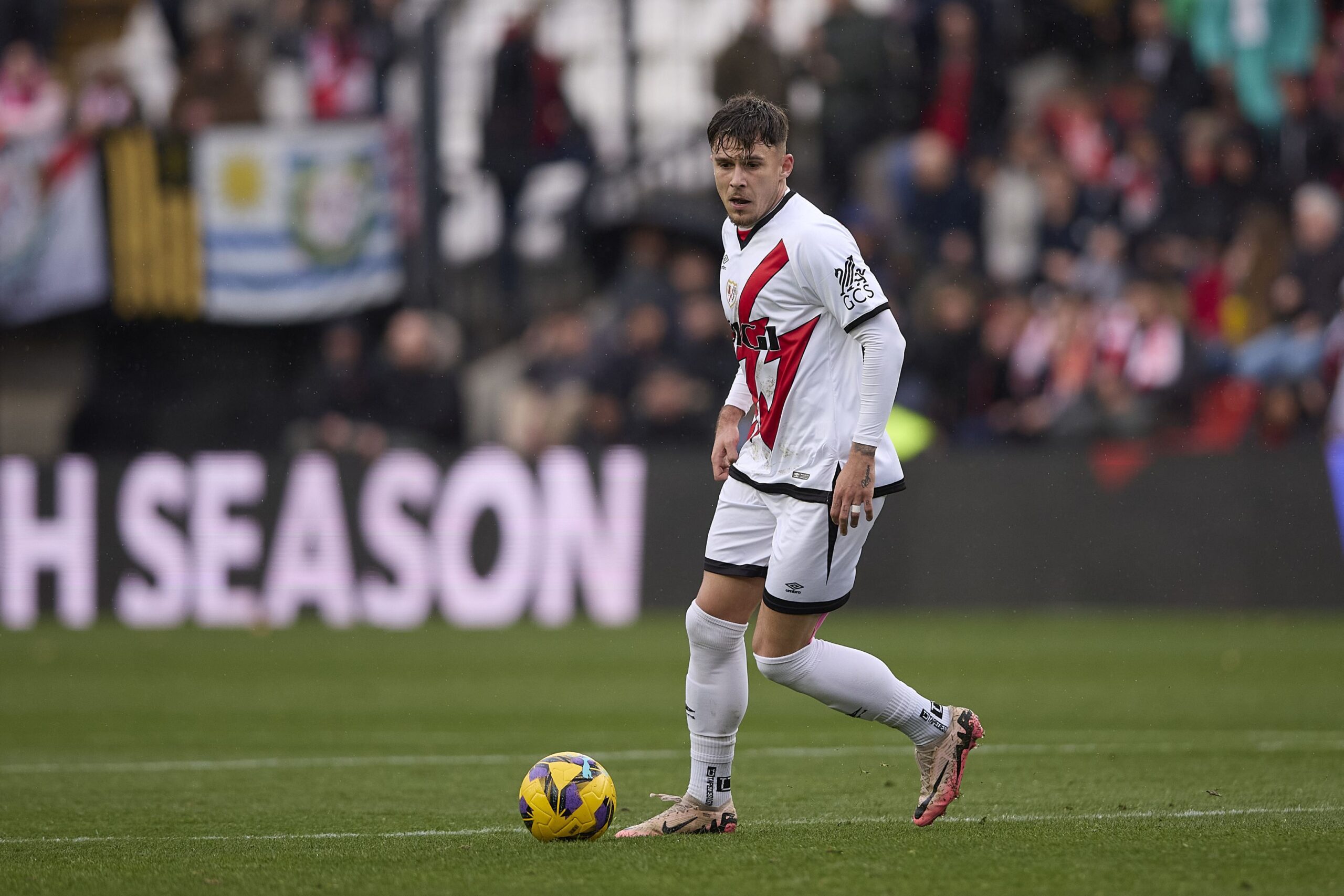 Barcelona a bătut palma cu Rayo Vallecano pentru Andrei Rațiu ...