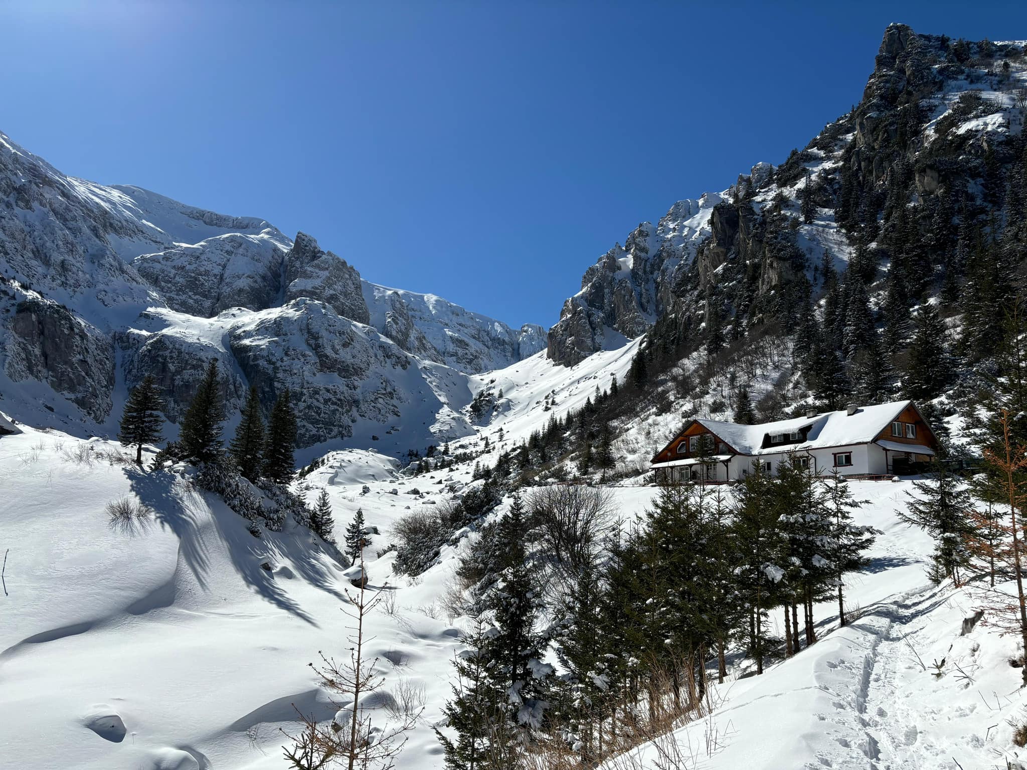 Avalanșă în Bucegi. Zăpada a coborât până spre poteca turistică (Foto ...