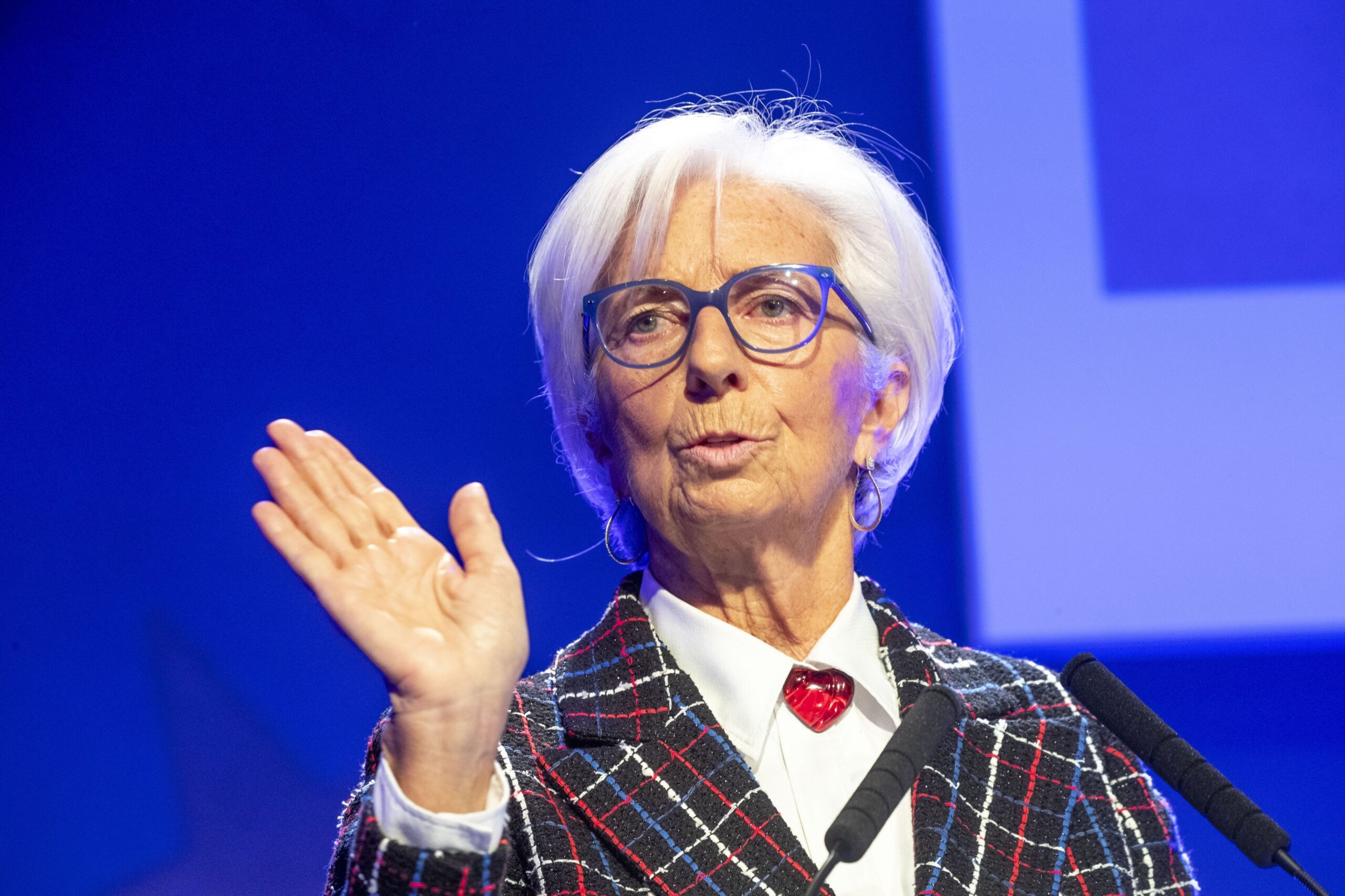 Christine Lagarde spune că euro ar putea deveni o alternativă la dolar ...
