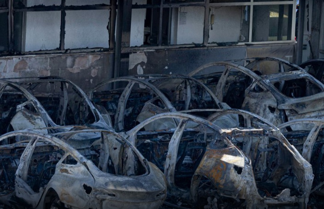 A fire at the Tesla showroom in Rome destroyed 17 cars (Video) Elon ...