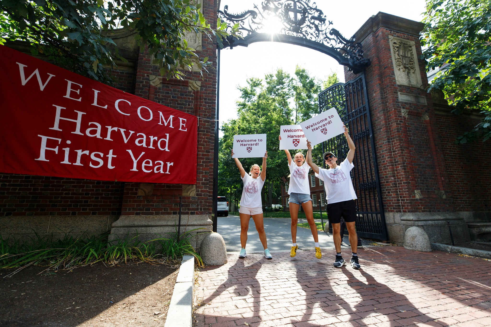 Trump anunță o posibilă pace cu Harvard. O instanță federală blochează ...