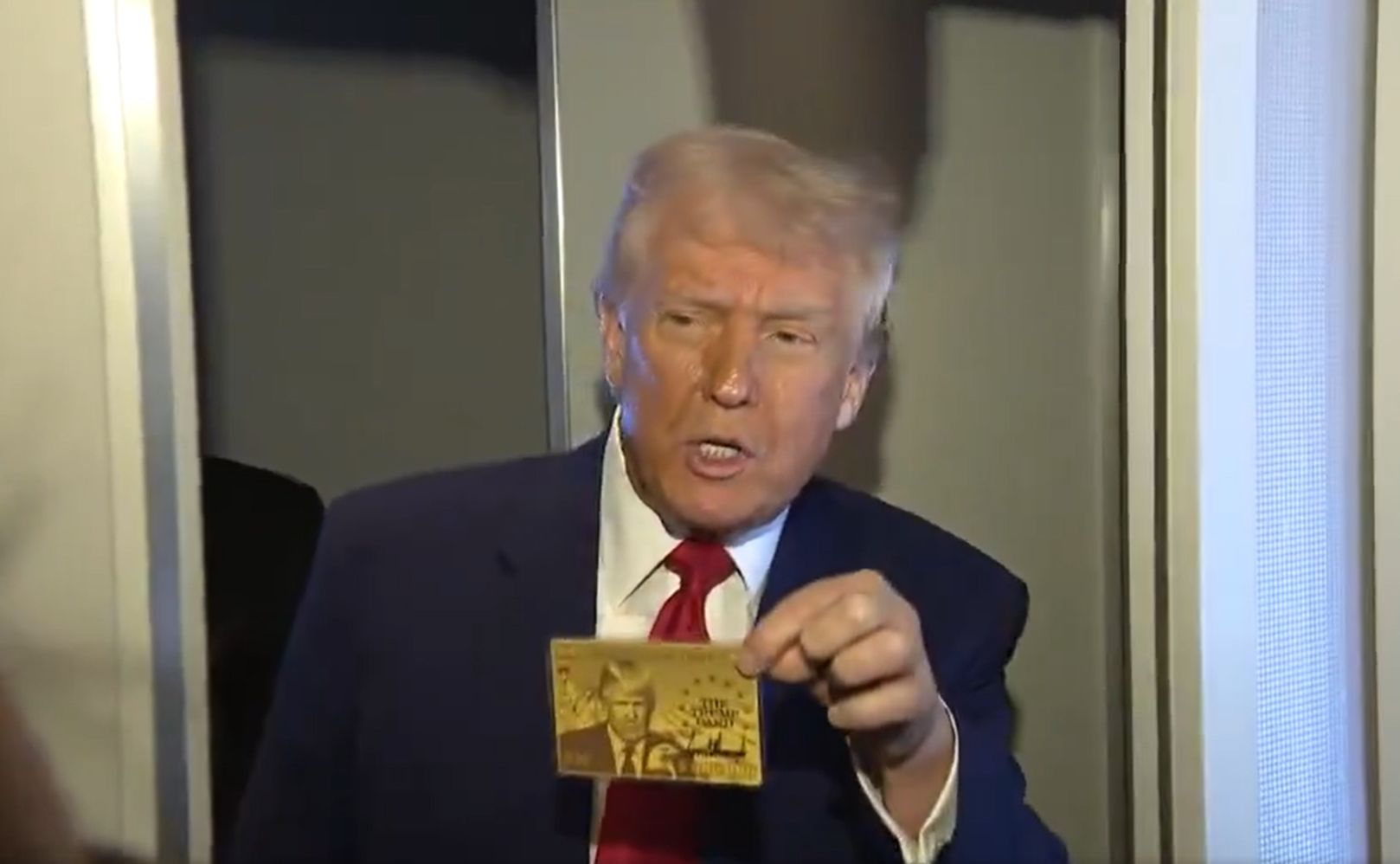 Trump susține că "mii de persoane" sunt interesate să-i cumpere viza de ...