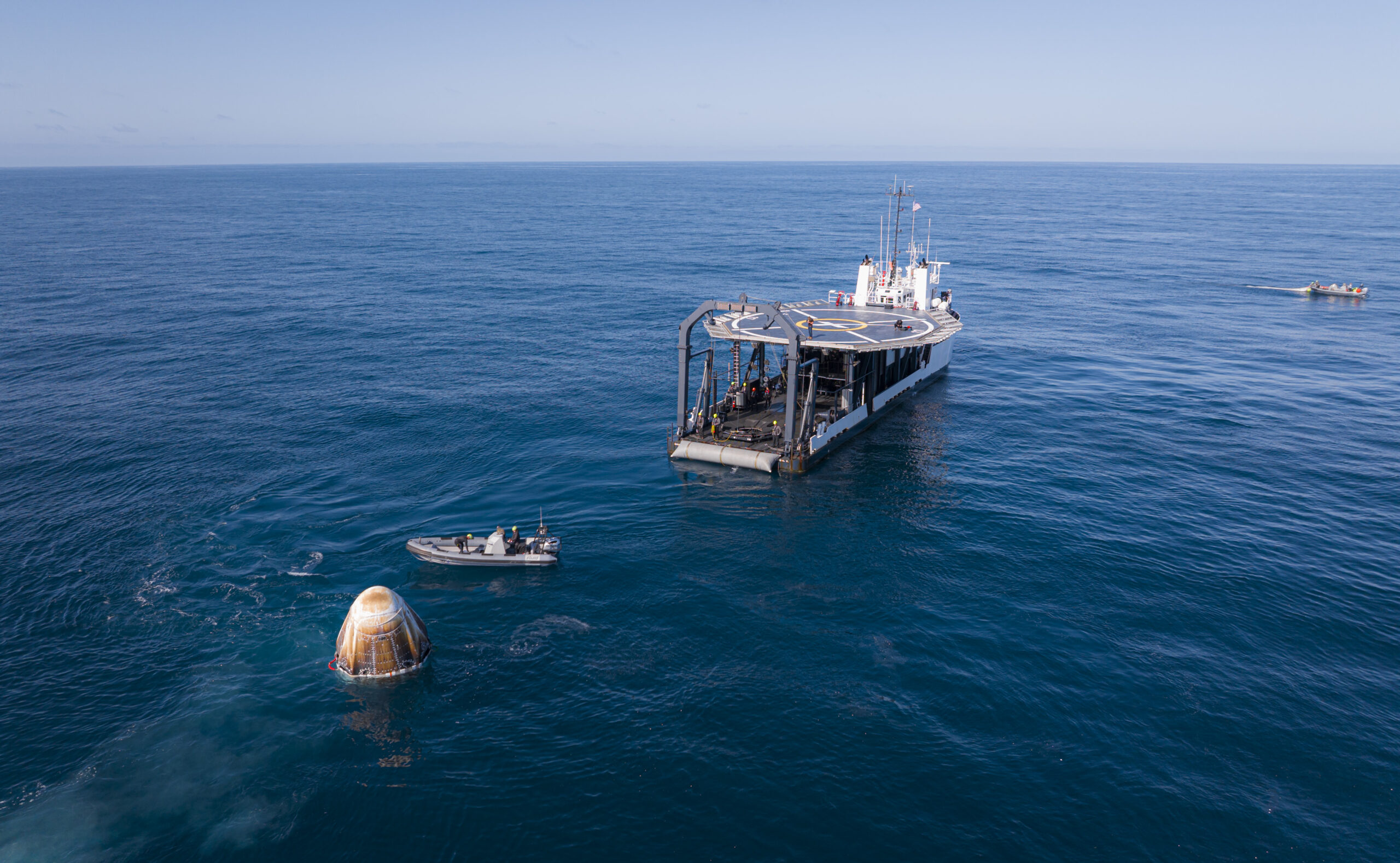 Prima misiune spațială cu echipaj uman care a survolat polii Pământului ...