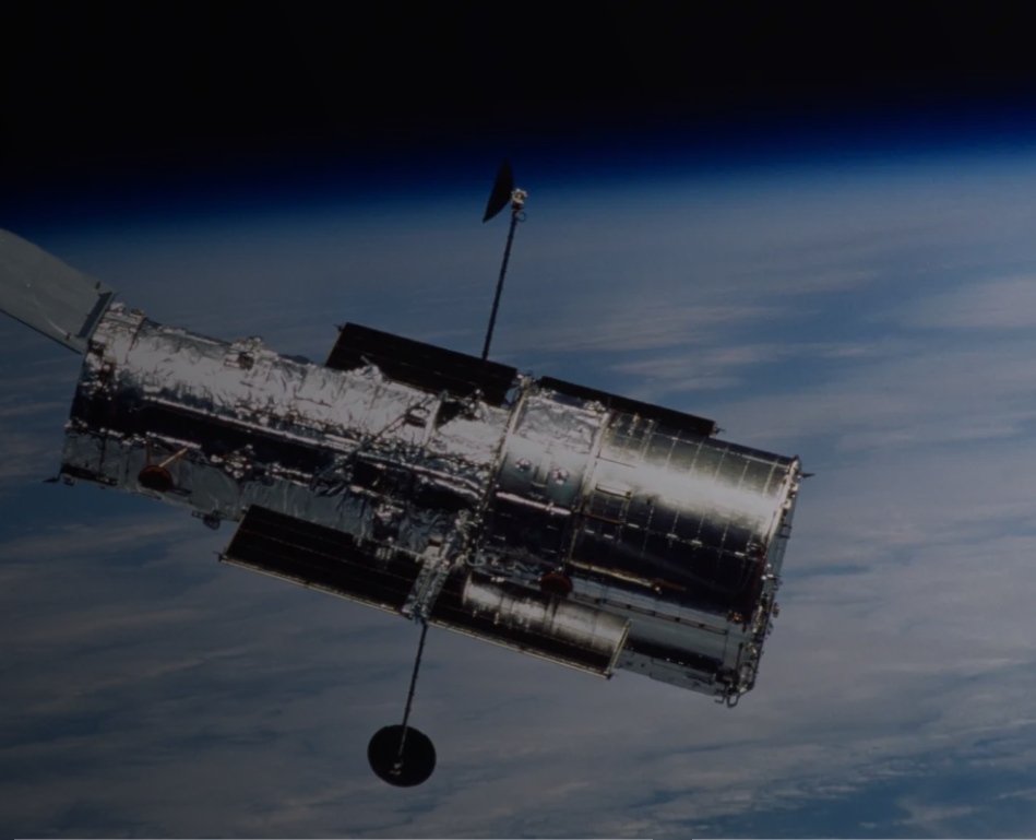 Telescopul Hubble a împlinit 35 de ani! A început cu stângul, dar ...