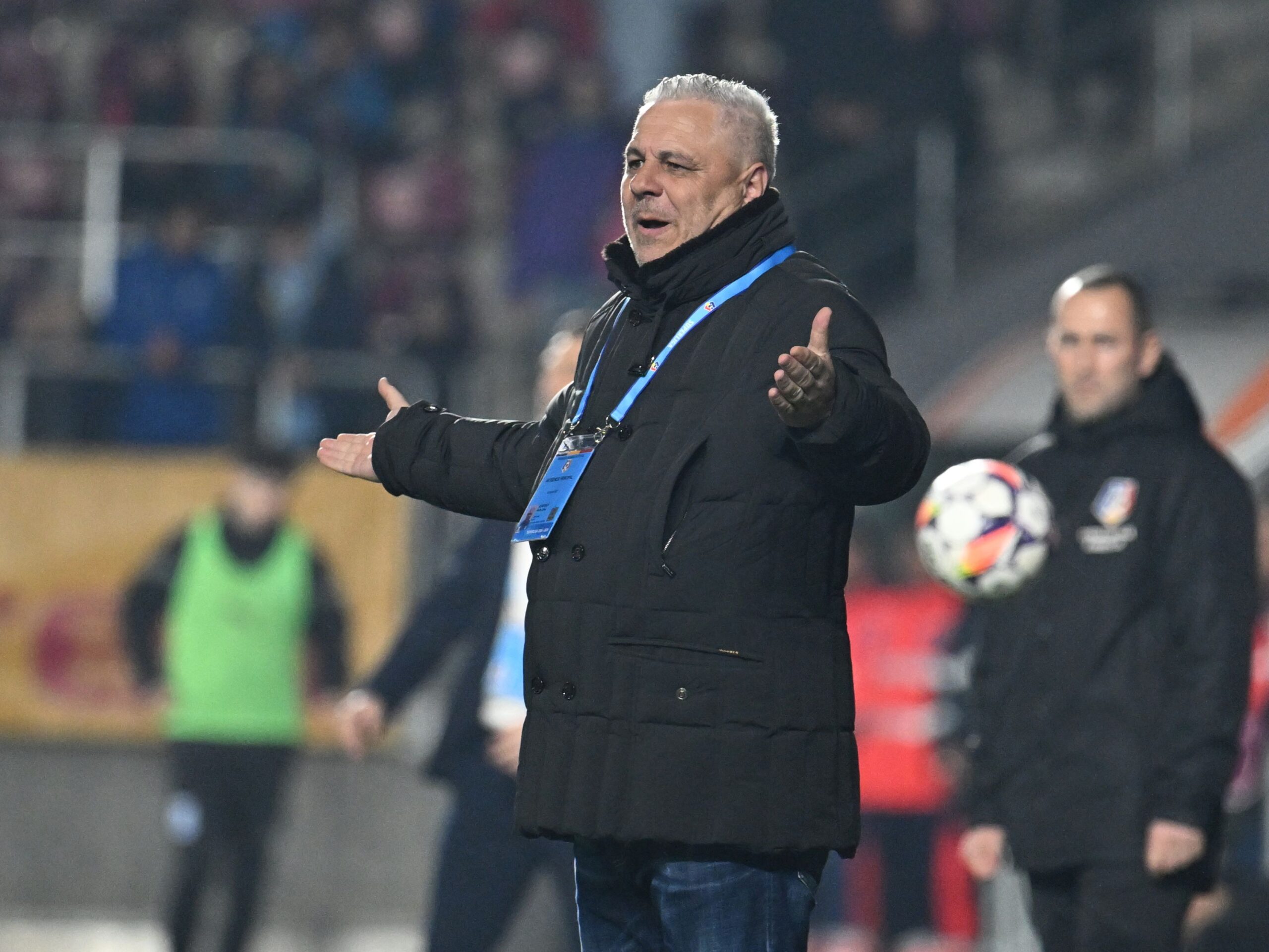 Rapid a început negocierile pentru înlocuirea lui Marius Șumudică și a ...