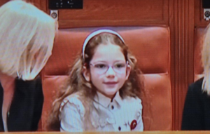 Aheea, fiica lui Nicușor Dan, l-a susținut în Parlament la învestire ...