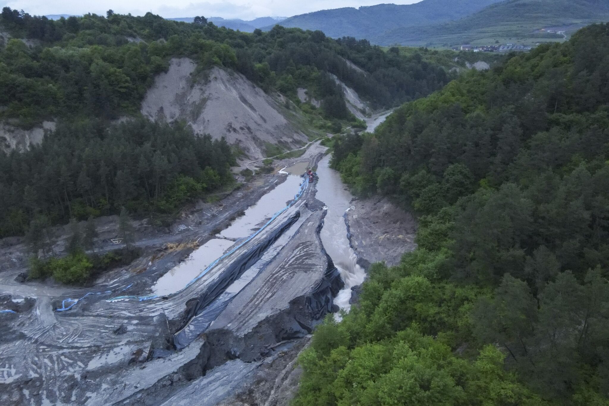 Dezastru la Praid. Digul subteran a cedat, galeriile salinei se ...
