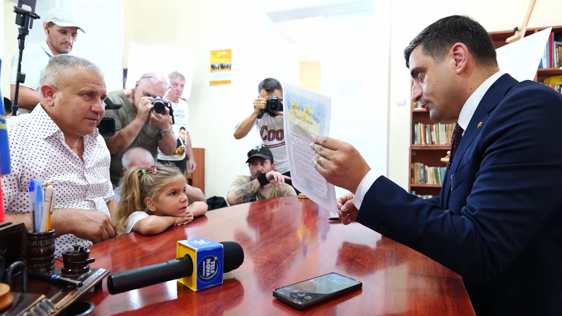 Un avocat se oferă să reprezinte gratis români înșelați de Simion cu ...