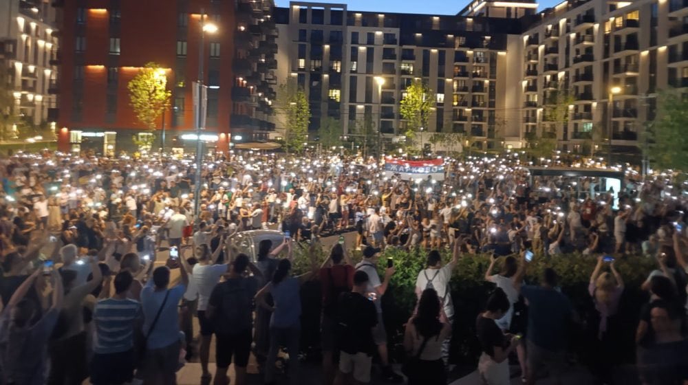 Proteste violente în Serbia: oamenii au ridicat baricade, Guvernul ...