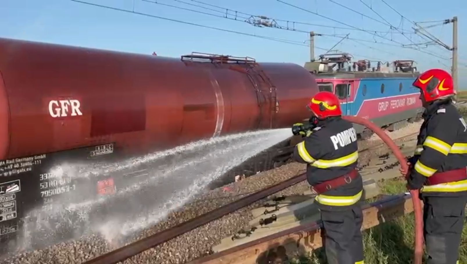 Un tren plin cu benzină a deraiat: Pompierii răcesc cisterna avariată ...