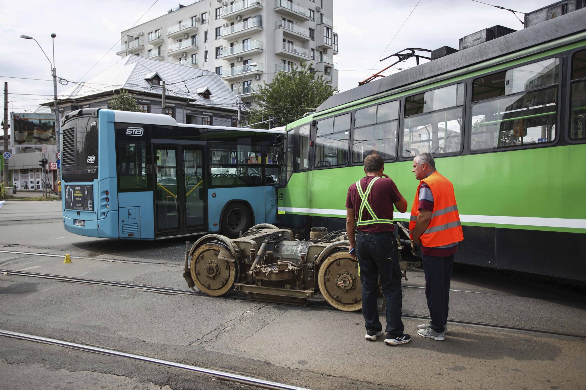 Accident grav în București. Un autobuz STB a trecut pe roșu și a fost lovit în plin de un ...