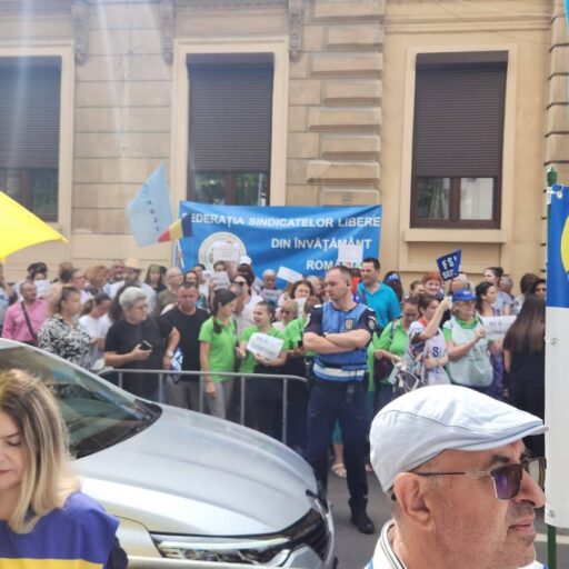 „Fără educație moare orice nație”: Profesorii continuă protestele ...