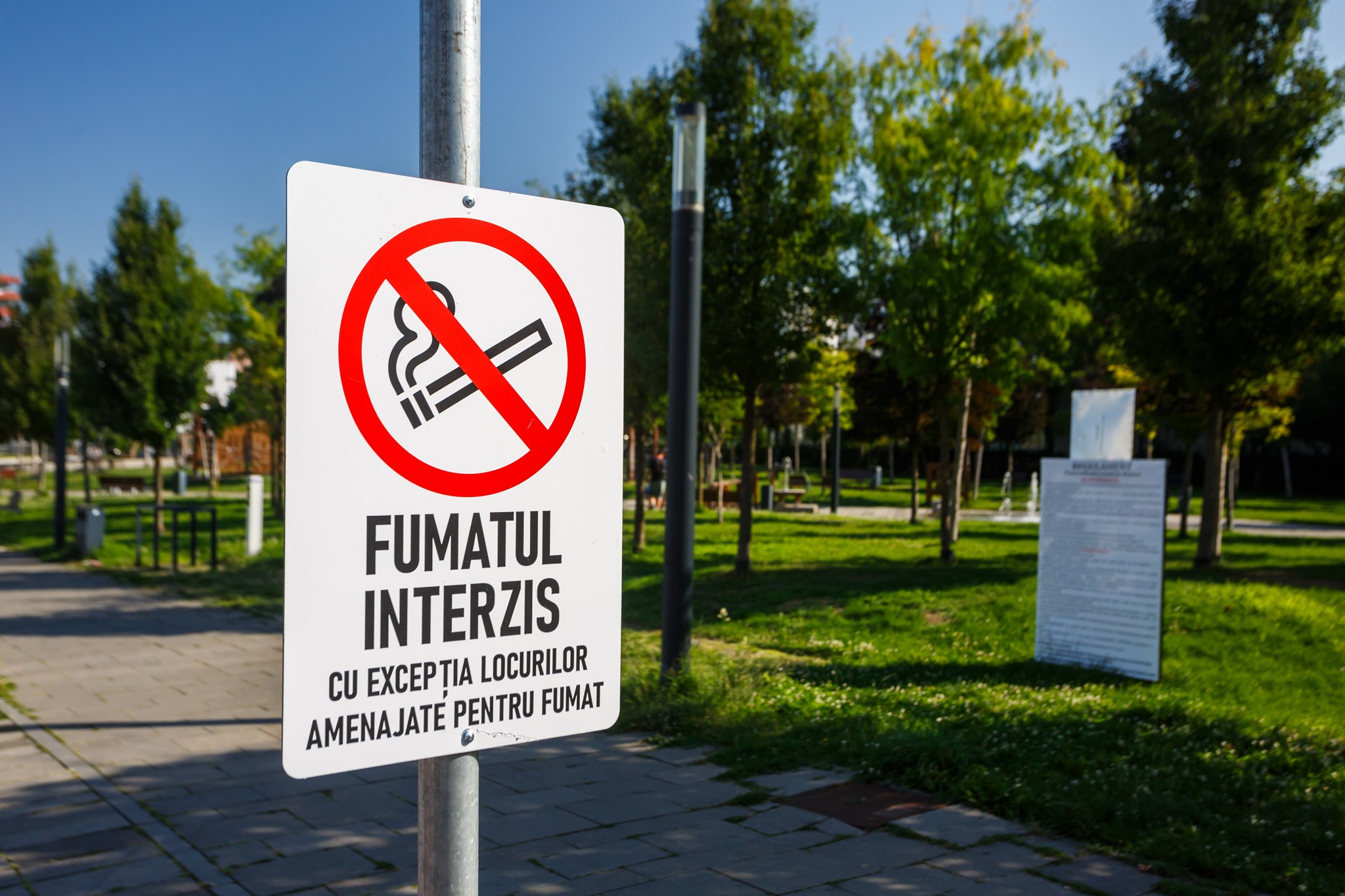 Fumatul e interzis de azi în stațiile de autobuz și în parcurile din ...