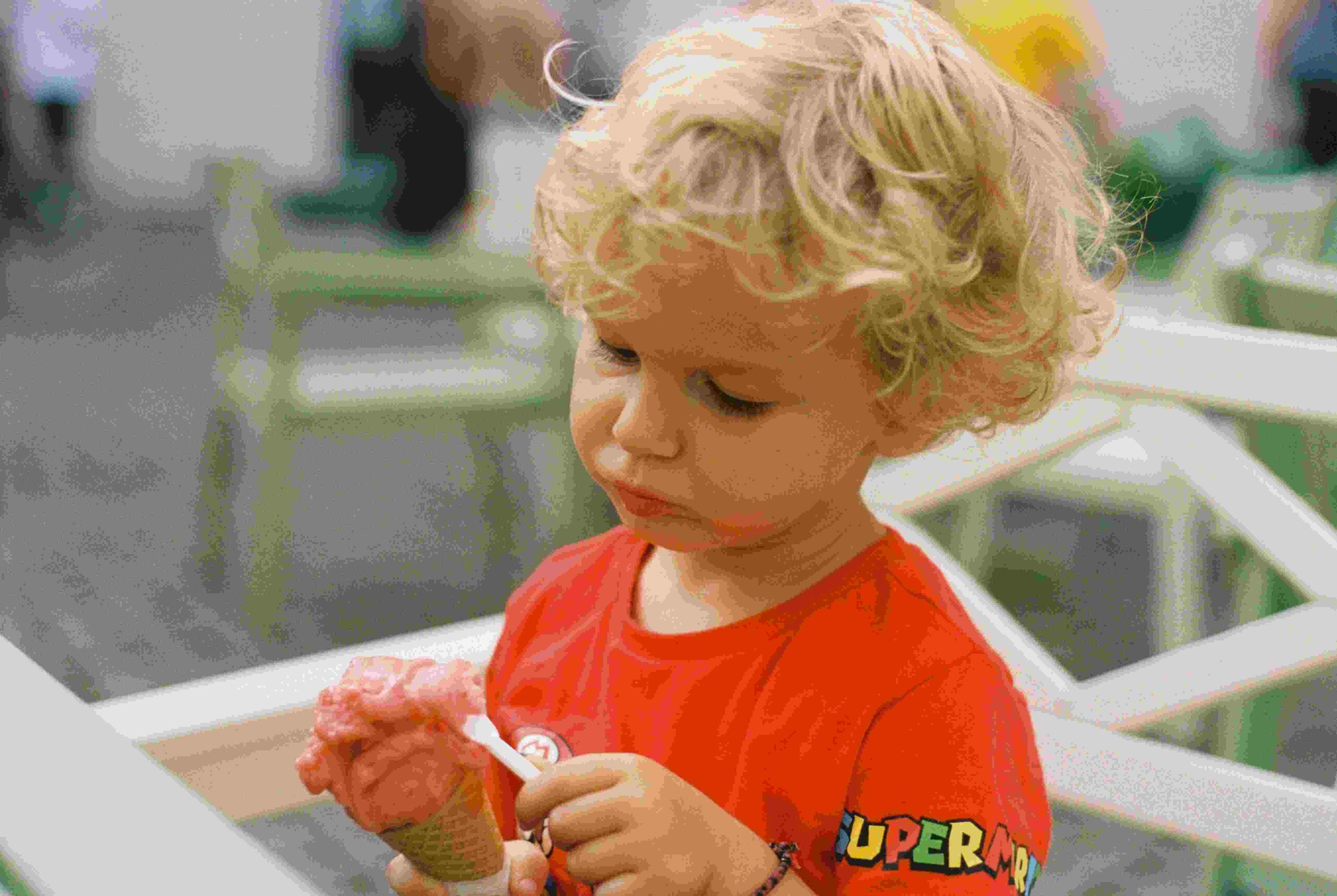 Copiii moștenesc obezitatea. Dar cine "cântărește" mai mult: mama sau ...