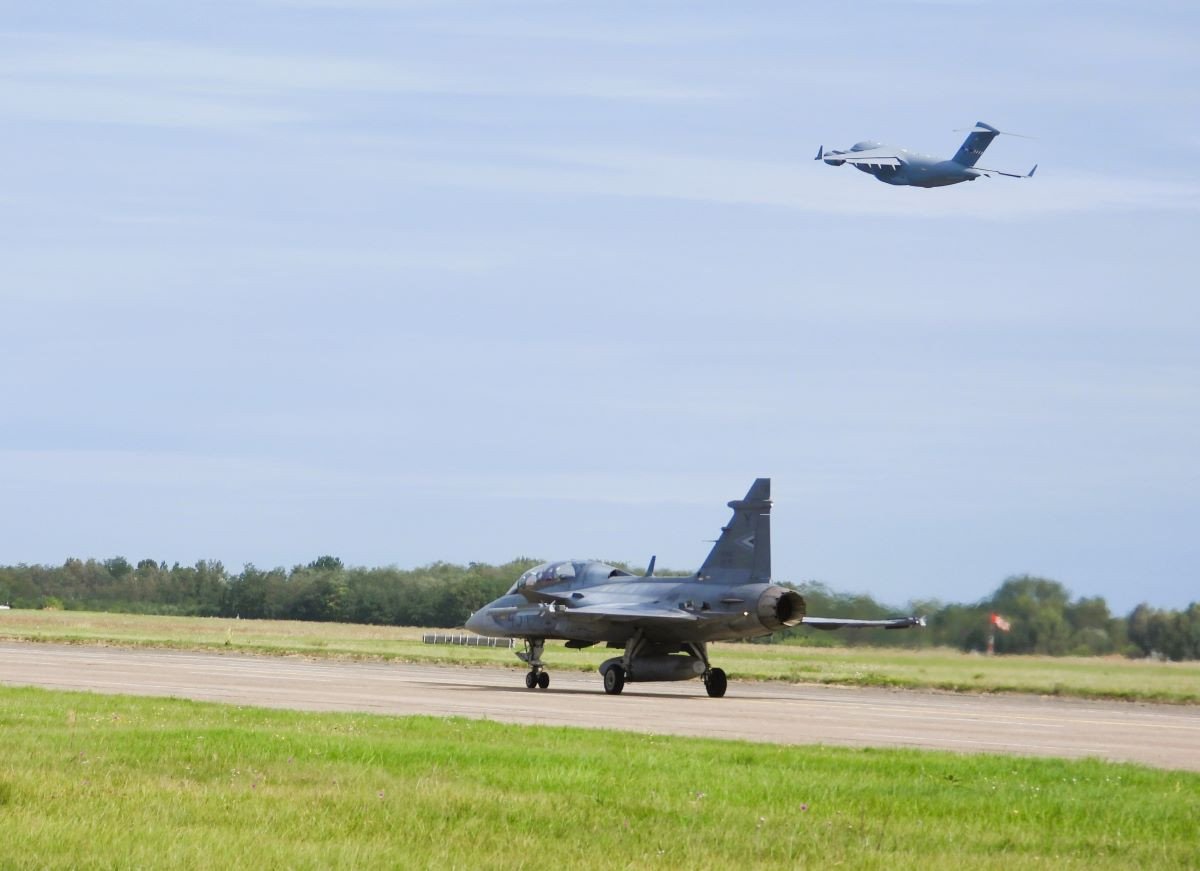 Avioane de luptă ungare au interceptat cinci aeronave militare rusești ...