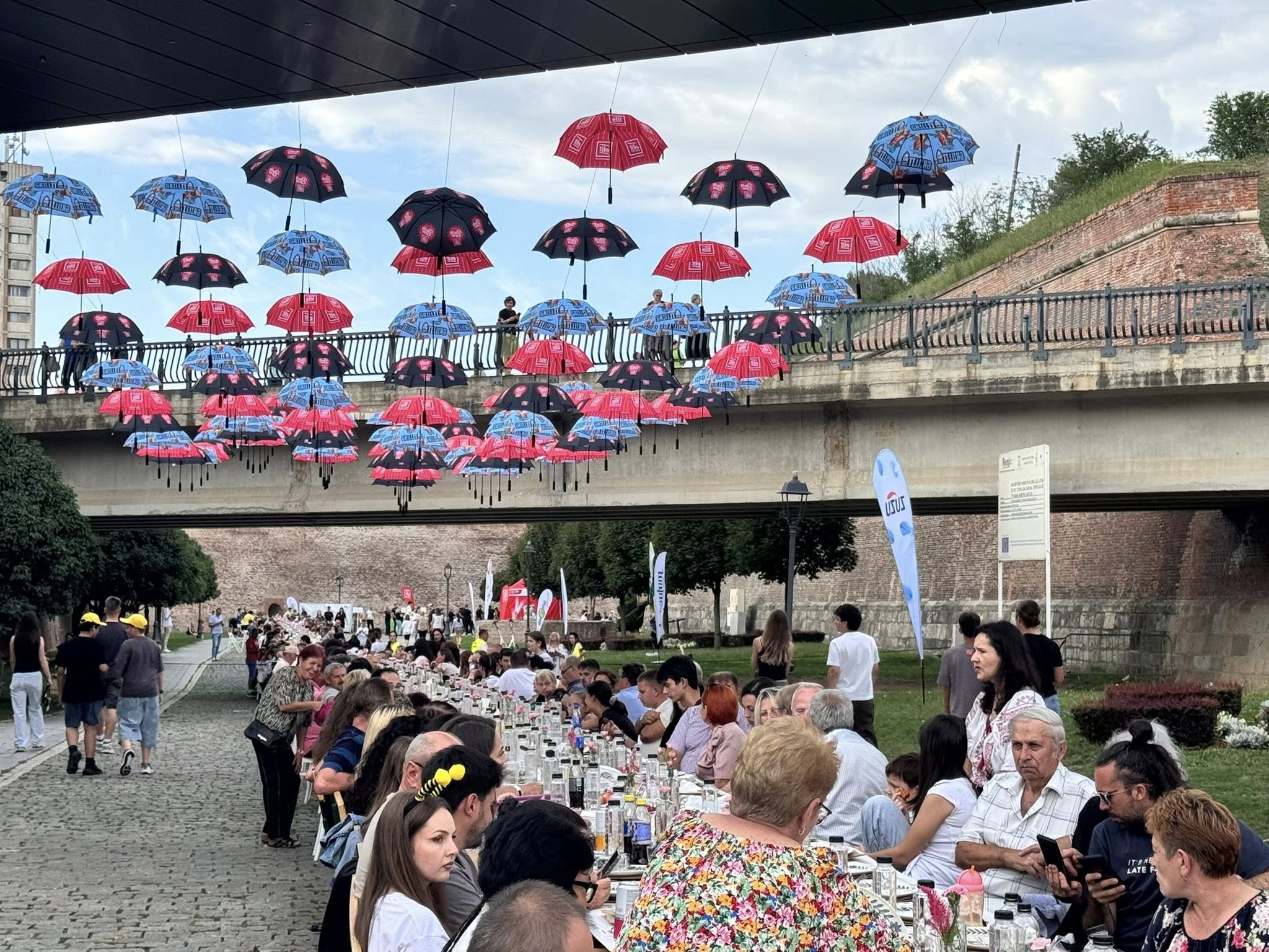 Alba Iulia intră în Cartea Recordurilor cu cea mai lungă masă din ...