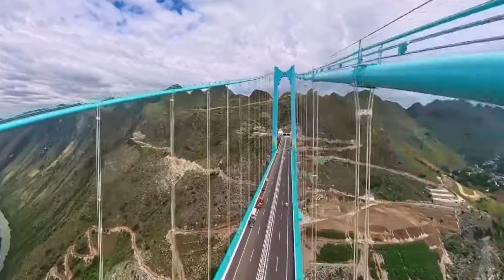 Imagini amețitoare de pe cel mai înalt pod din lume. Traversează o vale adâncă de sute de metri ...