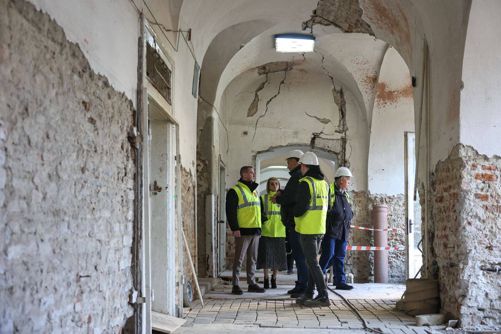 Castelul Huniade, închis publicului timp de 18 ani, va fi total ...