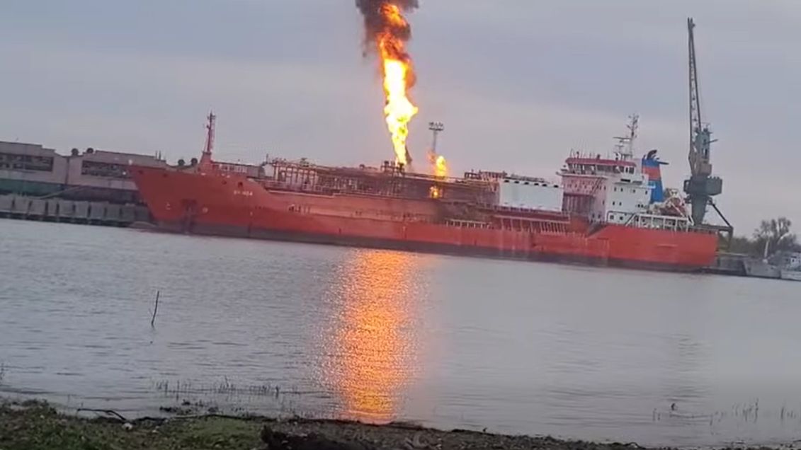 Două sate din Deltă au fost evacuate, după ce o navă cu GPL a fost ...