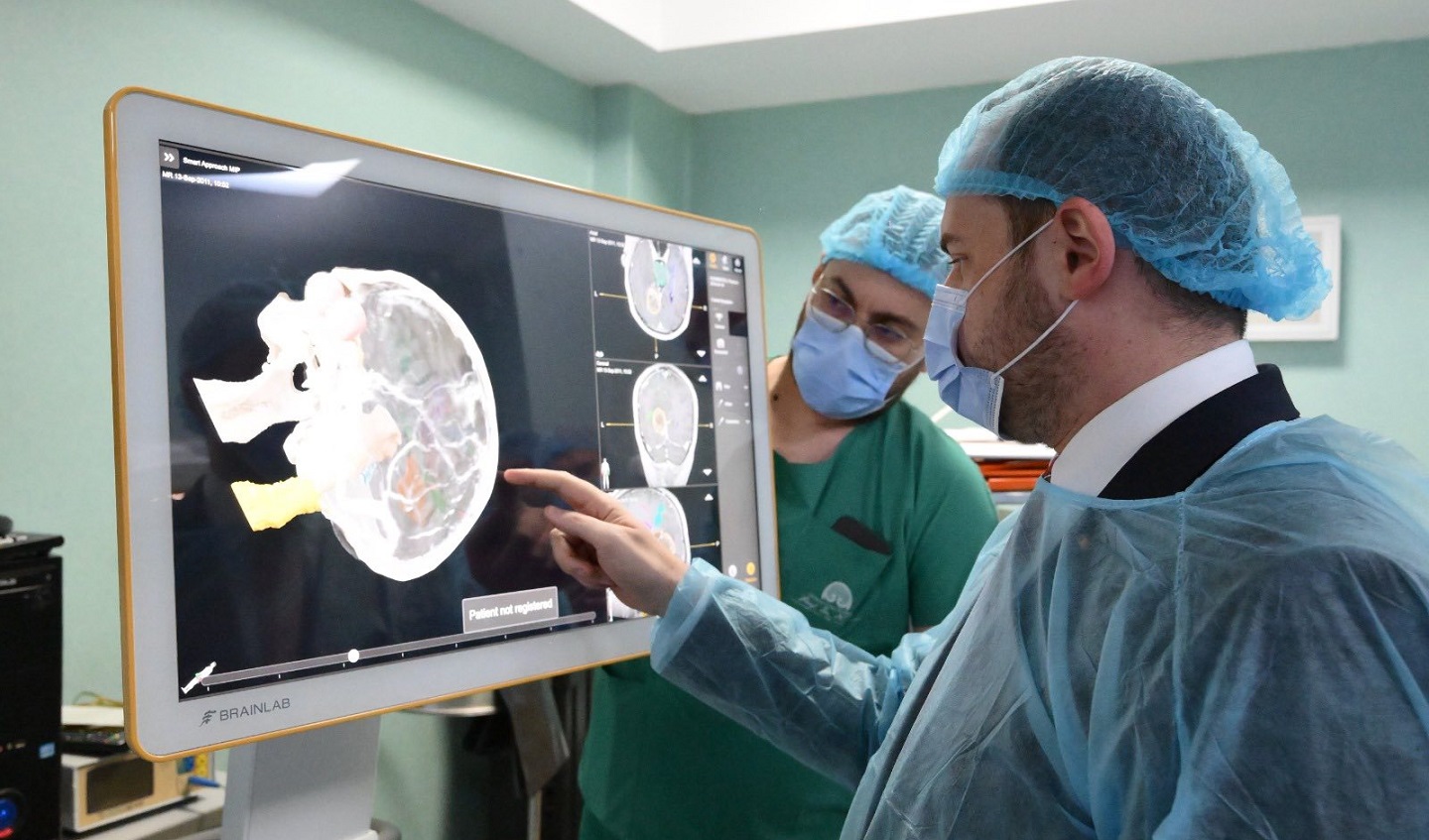 Primul RMN mobil din România dă rezultatul în 6 minute. Ministrul ...