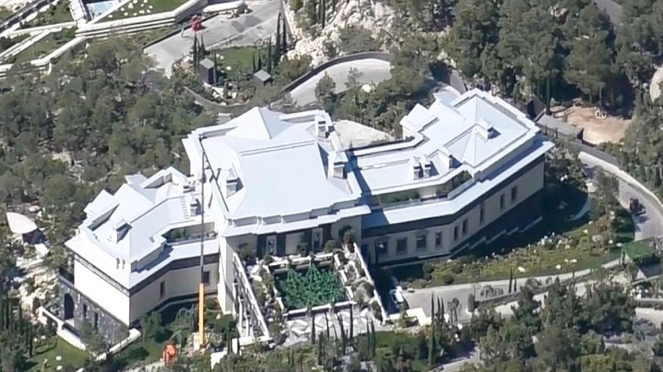 Putin has built a new palace in Crimea with a medical center, operating ...