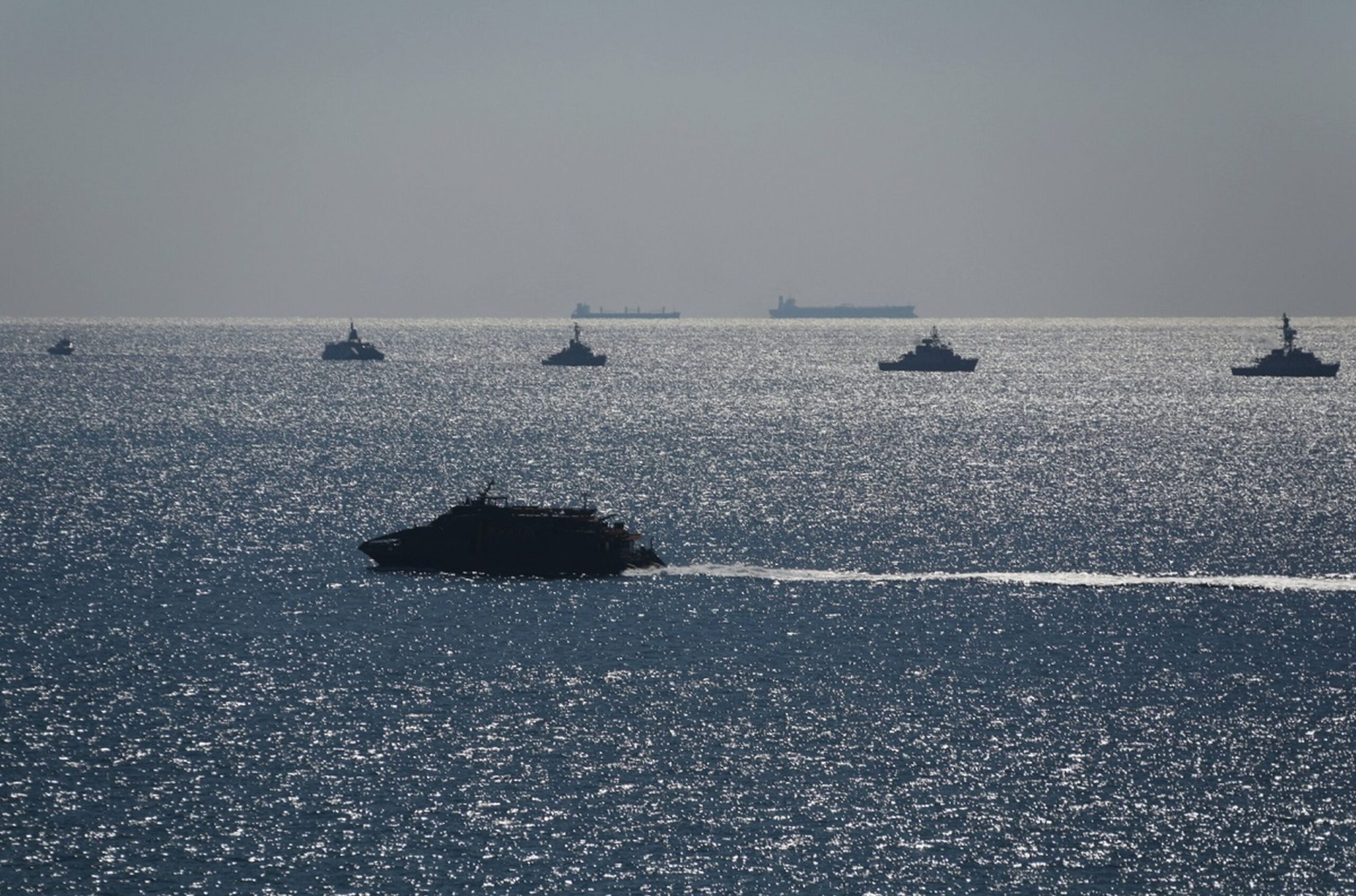 The Gulf Crisis: 20,000 sailors at risk of running out of food and ...