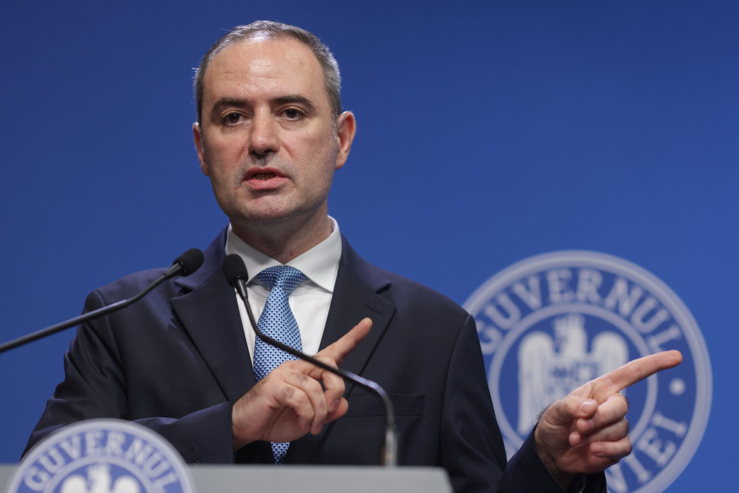 Deficitul bugetar al României s-a redus la mai puțin de jumătate ...