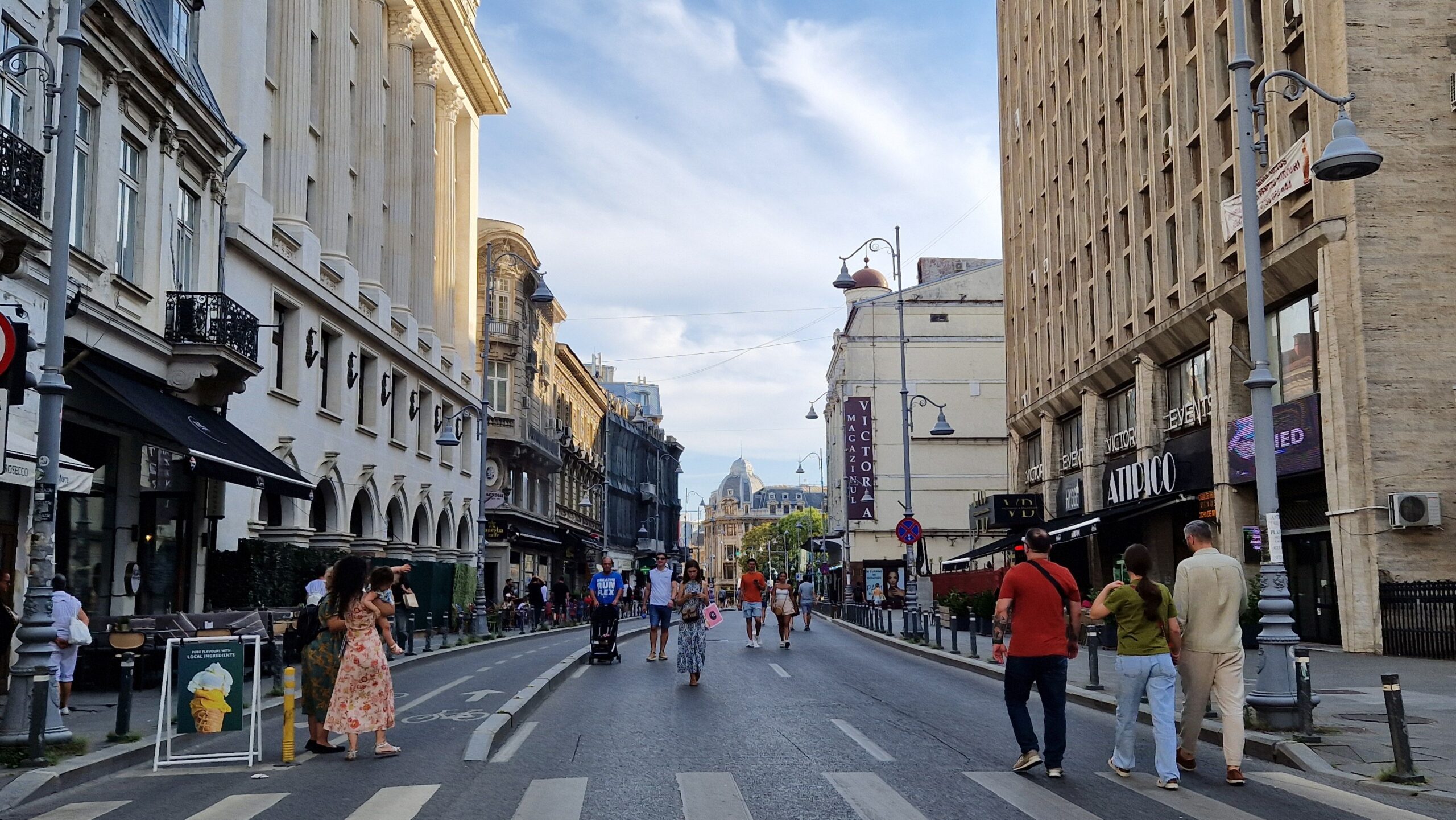 România rămâne pe primul loc în UE la tinerii care nu muncesc și nu ...