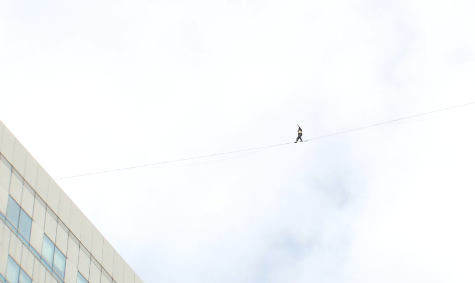 He walked half a kilometer on a tightrope, 180 meters above the center ...