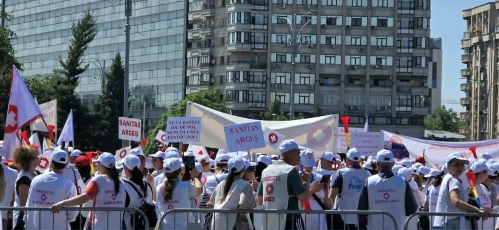 Healthcare workers protest outside Bolojan's office: "Don't make fun of ...