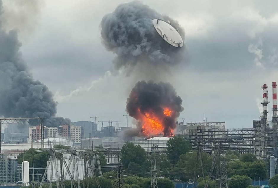 Ziua 1576 Moscova, sub asediu: explozie uriașă la o rafinărie, bloc ...